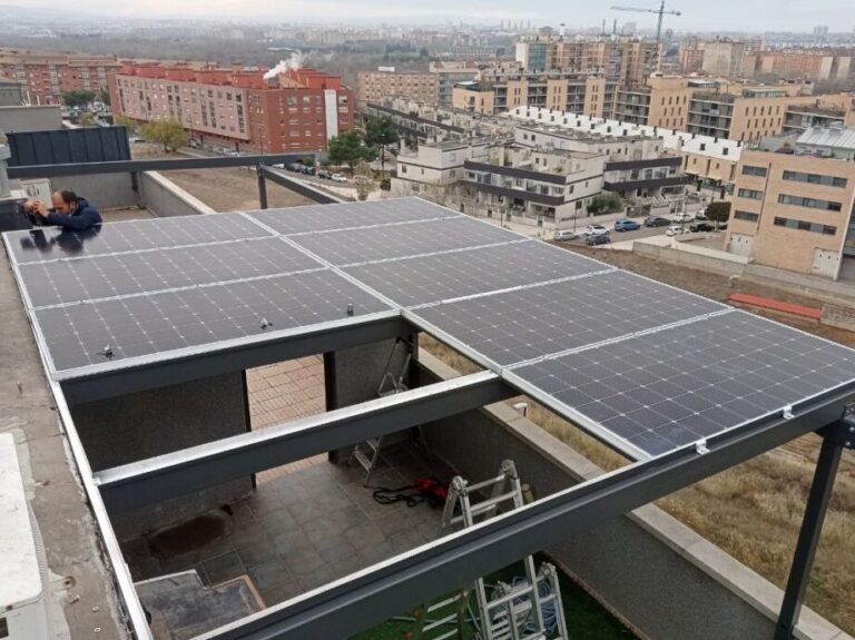 Cómo instalar placas solares en una terraza privativa eficientemente ...