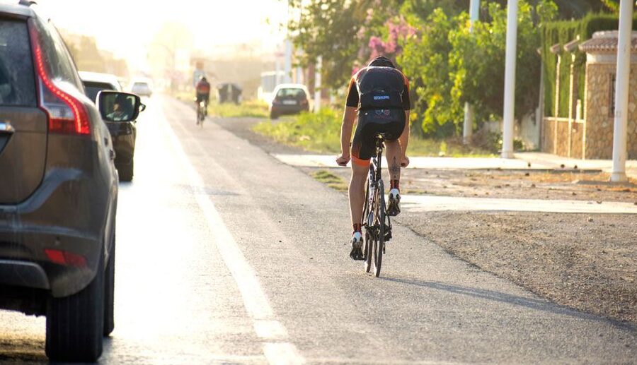 Cómo adelantar a un ciclista en línea continua correctamente - Legitima ...
